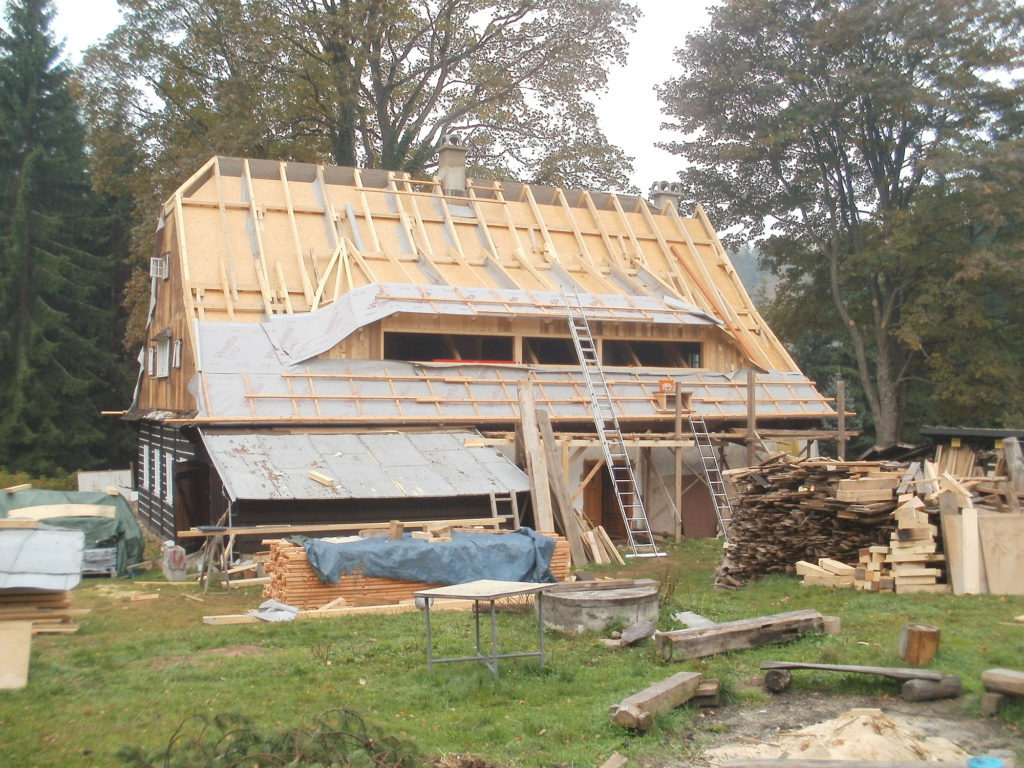 Insulation of the roof with healthy blown insulation Climatizer Plus